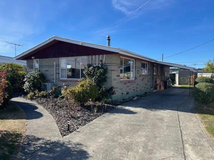 3 Bedroom Family Home With Ample Parking - Alexandra
