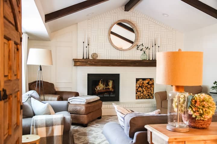 Charming Home Near Stunning Lake + Fire Pit - 롱먼트