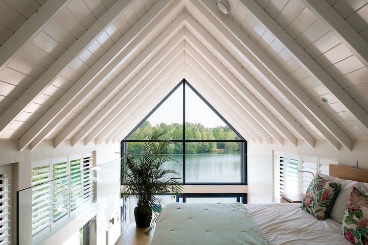 The Boathouse | Romantic Glass Lodge + Hot Tub - Cotswolds