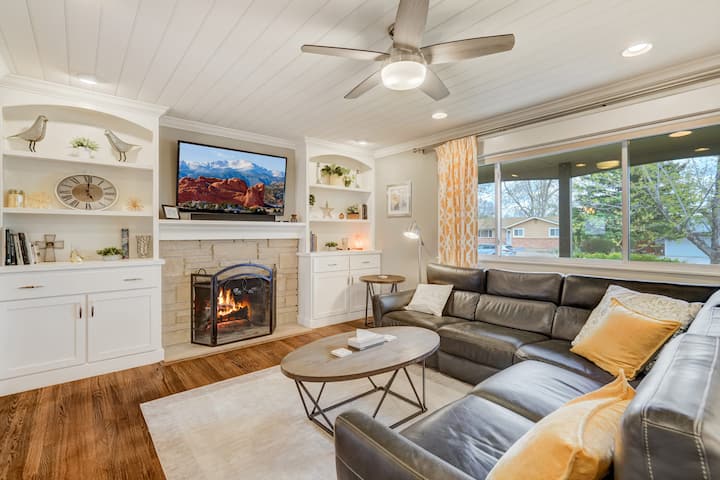 Peak View Palace- Mountain Views & Fire Table - Colorado Springs, CO