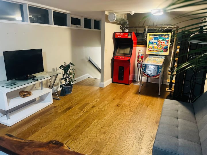 Turkey Point Rd King Bed Loft Apartment - Delhi, ON, Canada