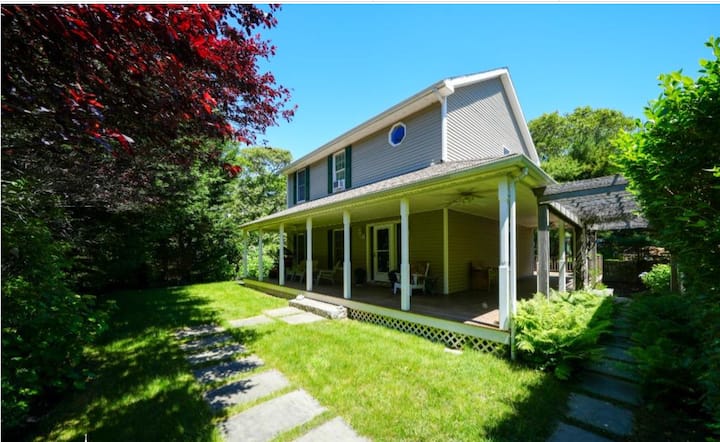 Cheerful 3 Bedroom Home With Large Farmer's Porch - Oak Bluffs, MA