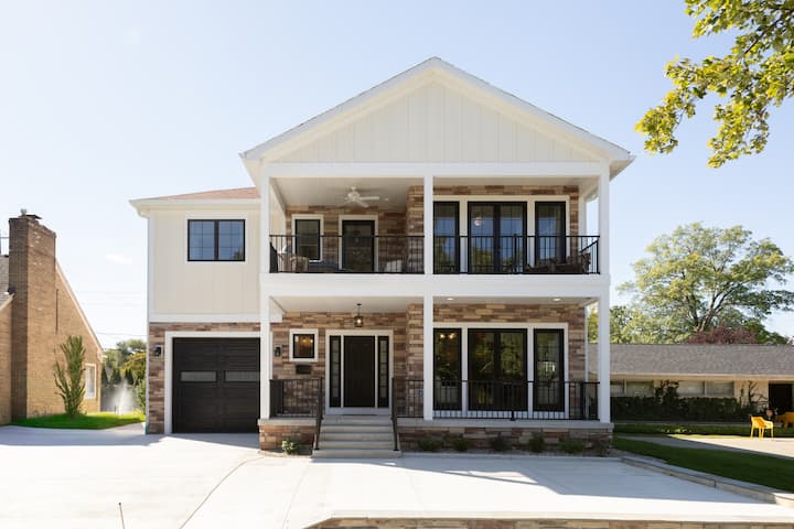 1 Blk To Nd, Deck, Firepit, Lux Home W/2 Kitchens - South Bend, IN