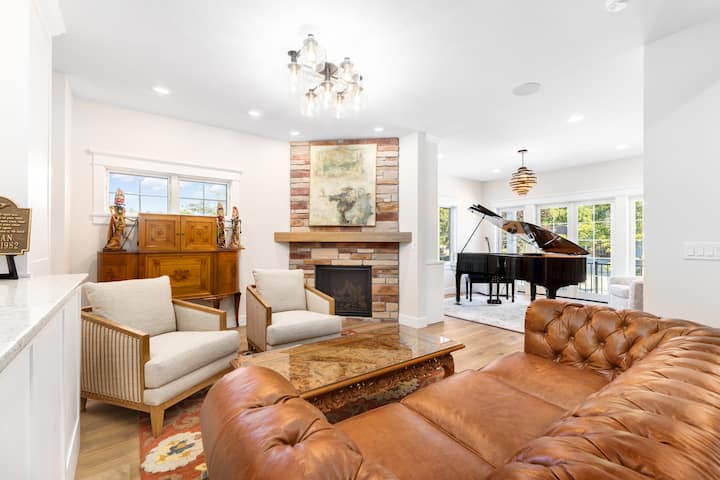 1 Blk To Nd, Luxury, Fire Pit, Deck, Play House - University of Notre Dame, Notre Dame