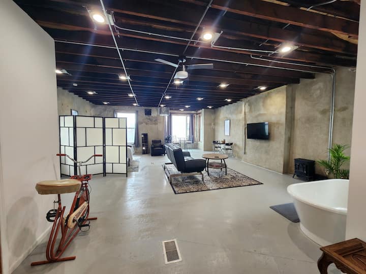 Studio With View Of Skyline In Heart Of Pilsen - Chicago, IL