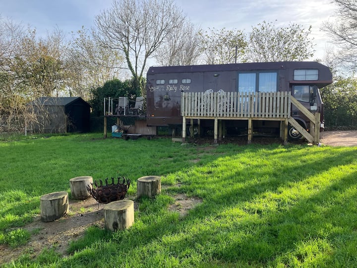 Peaceful Glamping Horse Lorry, Off Grid, Sauna - Devon