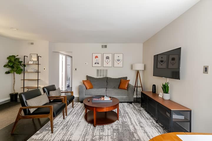 Curated Corporate Stay | Walkable Uptown + Parking - First Ward - Charlotte