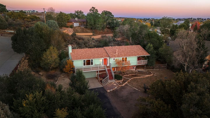 Private Arcade • Hot Tub • Fire Pit • Mntn Views - Colorado Springs, CO