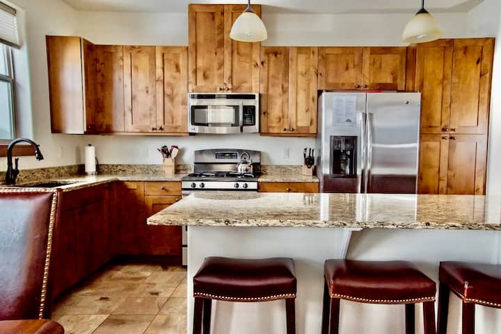 Trailhead Location! Hot Tub,pool, Freeprkg,sleeps9 - Winter Park, CO
