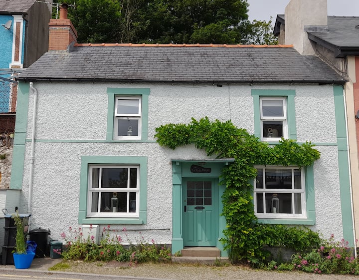 Traditional, Cosy 2-bedroom Pembrokeshire Cottage - Cardigan