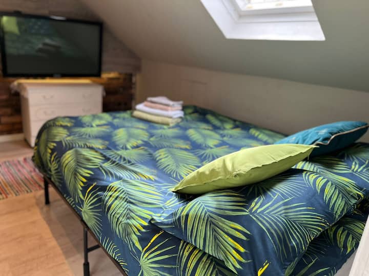 Stunning Loft Bedroom With A King-size Bed - Hamilton, UK