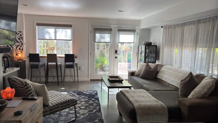 Sweet City Retreat With A Garden View - Bloomington, IN