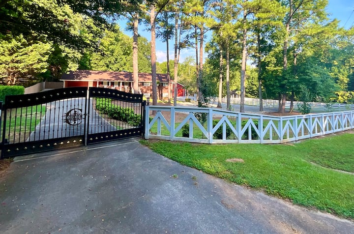 Eagle Ranch Estate In Lilburn, Suburb Of Atlanta. - Stone Mountain, GA