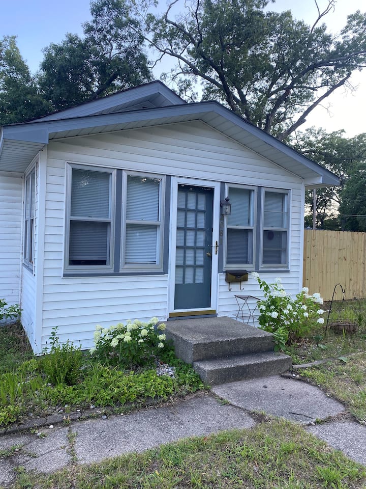 Cozy Beach Town Retreat 1 Mile From Lake Michigan - Muskegon, MI