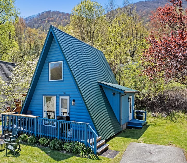 Cozy A-frame| Sleeps 6 |Near Shops, Trails &Casino - Maggie Valley, NC