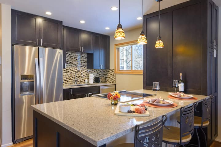 Updated Condo, Chef Kitchen, Hot Tub, Fireplace, Steps From Shuttle, Mtn Views! - Crested Butte, CO