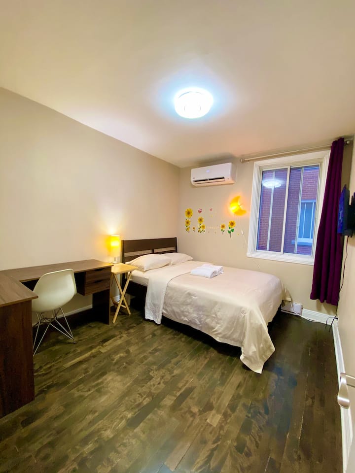 Room W/smart Tv In Central City Of Montreal - Montreal