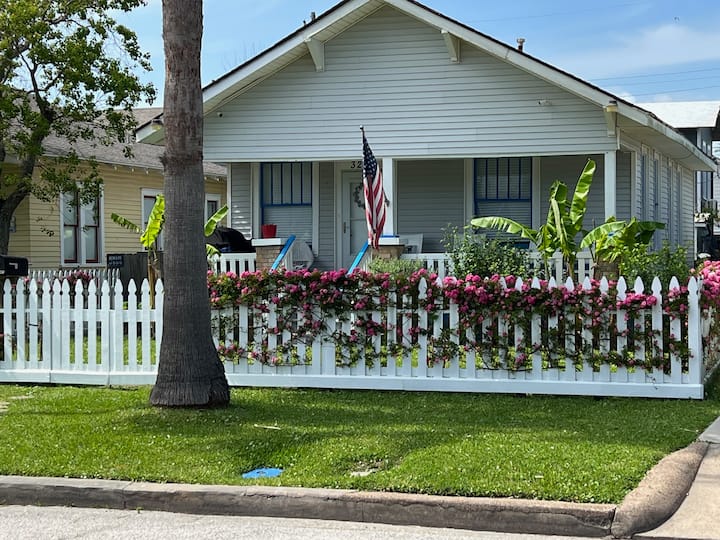 Quaint 2 Bedroom Bungalow By The Beach. - Galveston, TX