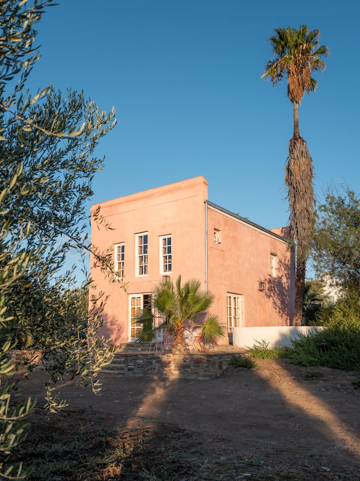 Buffelsdrift Farm | Unique Pink House Near R62 - Western Cape