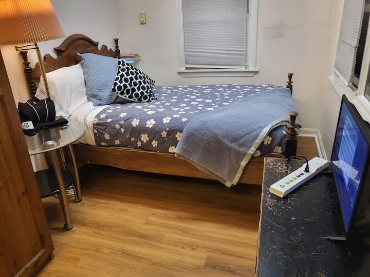 Jo's Jasmine White In Shared Apt-ask Abt Parking - Somerville, MA