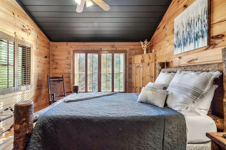 In The Woods - Log Cabin W/hot Tub, Game Room, Bbq - 개틀린버그