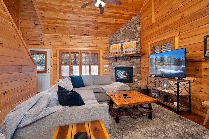 Log Cabin For 10 W/pool, Hot Tub, Game Room, & Bbq - Gatlinburg, TN