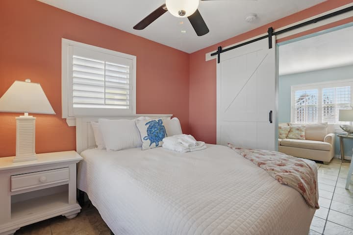 1bed/1bath Upstairs Cottage, Steps To The Ocean, Perfect For Couples - Cocoa Beach, FL