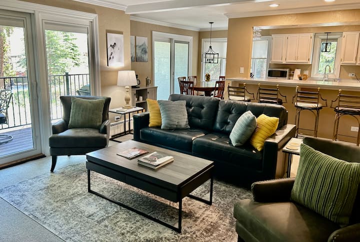 Beautiful Riverside Timber Falls Condo - Vail, CO