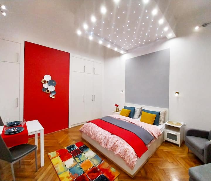 King Bed & Cozy Lighting, Free Wifi In Budapest - Budapest