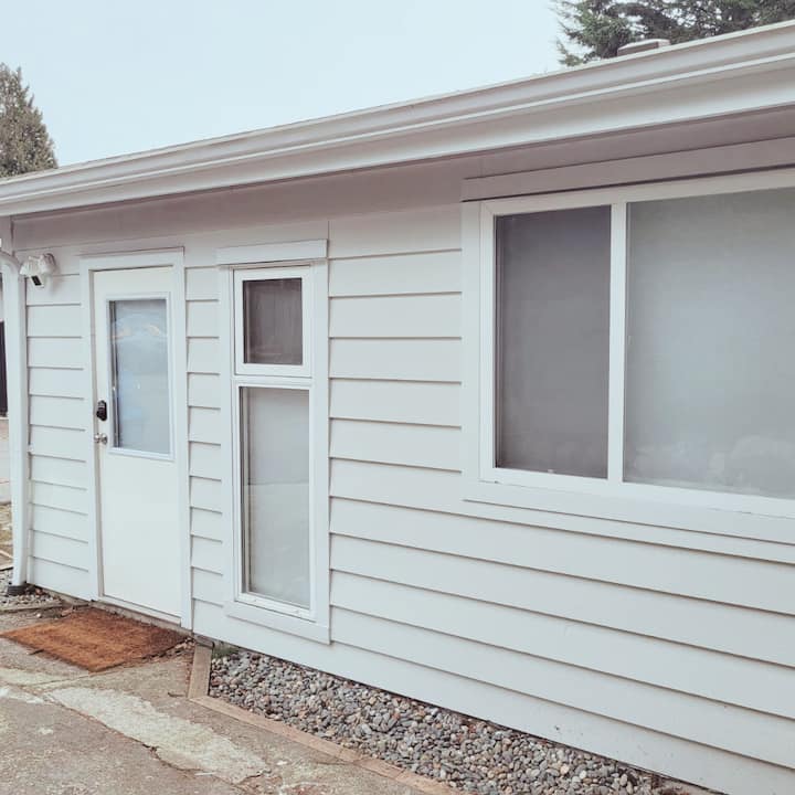 Private North Van Cottage - Sleeps 4 Comfortably - North Vancouver