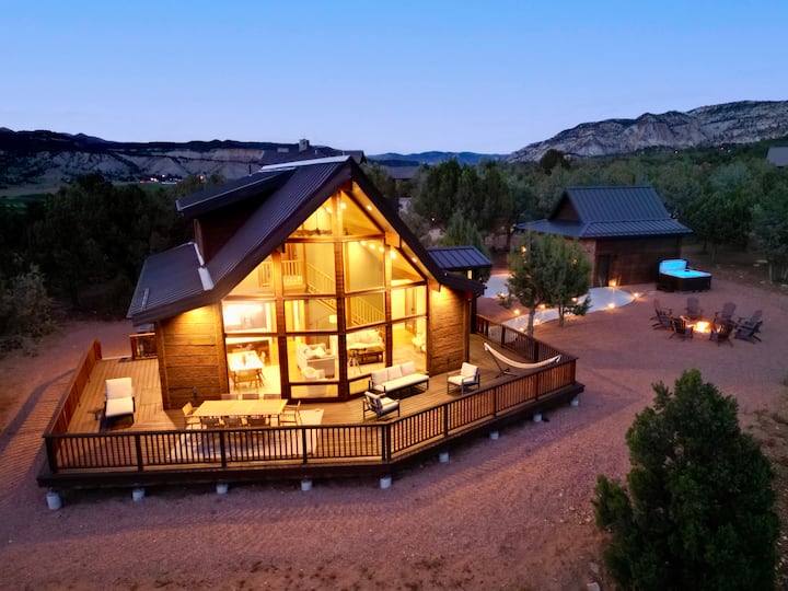 White Cliffs Vista | Panoramic Views, Hot Tub, Nps - Utah
