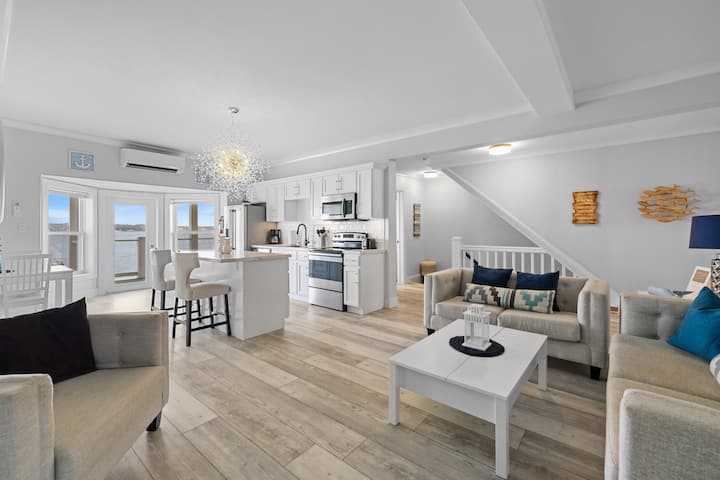 Beautiful Waterfront 2 Bdrm Condo Downtown Ch'town - Charlottetown