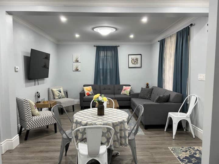 Sparkling Clean Modern Family Home In Clifton Hill - Niagara Falls