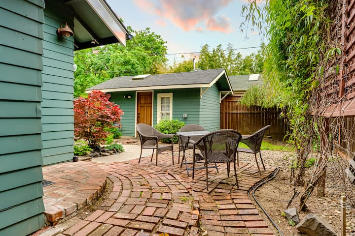 Abigail's House: 3 Bedroom/2 Bath Across From Park - Eugene, OR