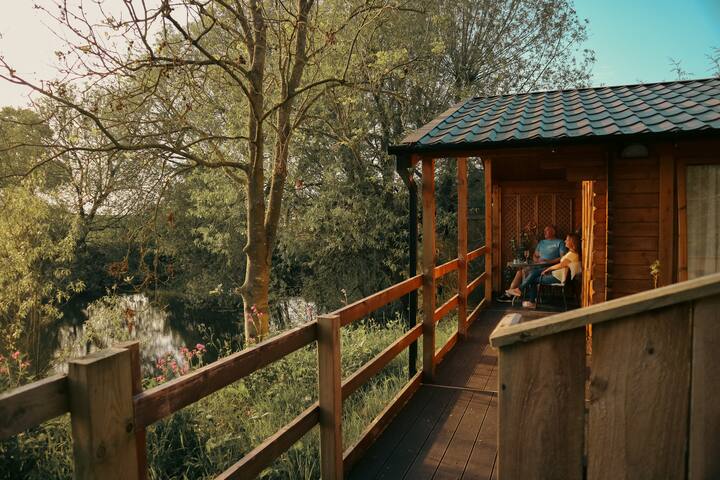 Romantic Lakeside Lodge | Wood-fired Hot Tub - Beverley