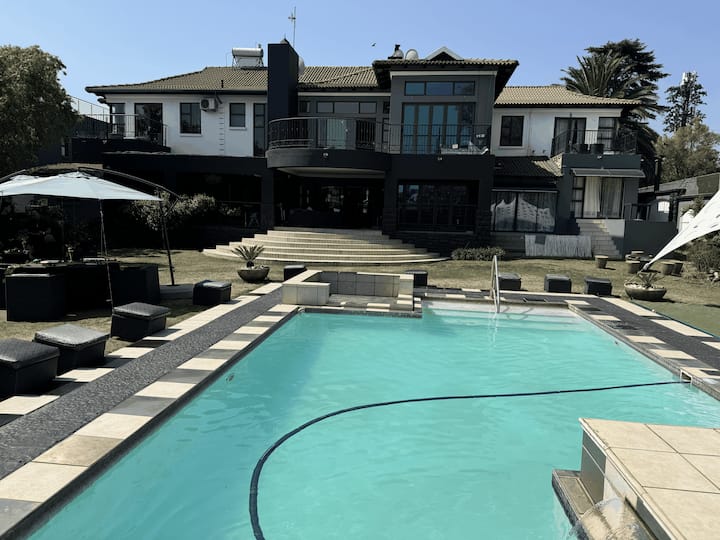 Africa Paradise - Or Tambo Airport Boutique Hotel - Boksburg