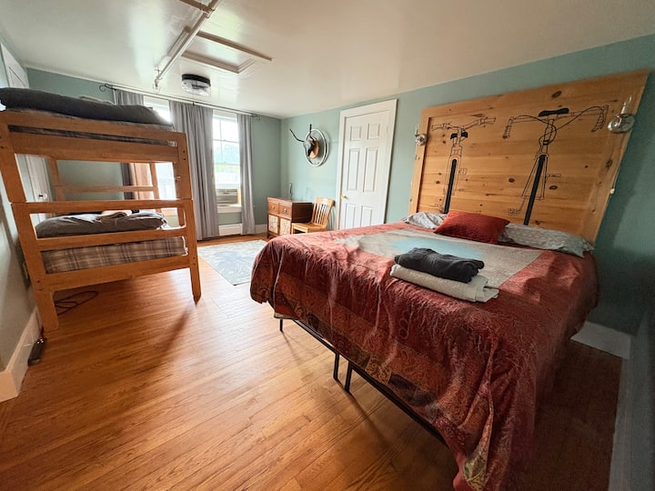 Coho Hostel *Women&nb* Room: Bunk In Shared Room - Conway, NH
