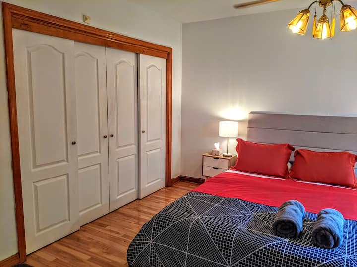 Queen Size Bed Room For Remote Workers & Students - Montreal