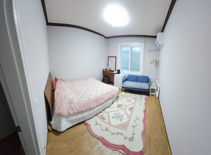 An All-female Accommodation
여성전용숙소.
단기숙박/
동해남부선 3분 - 부산광역시