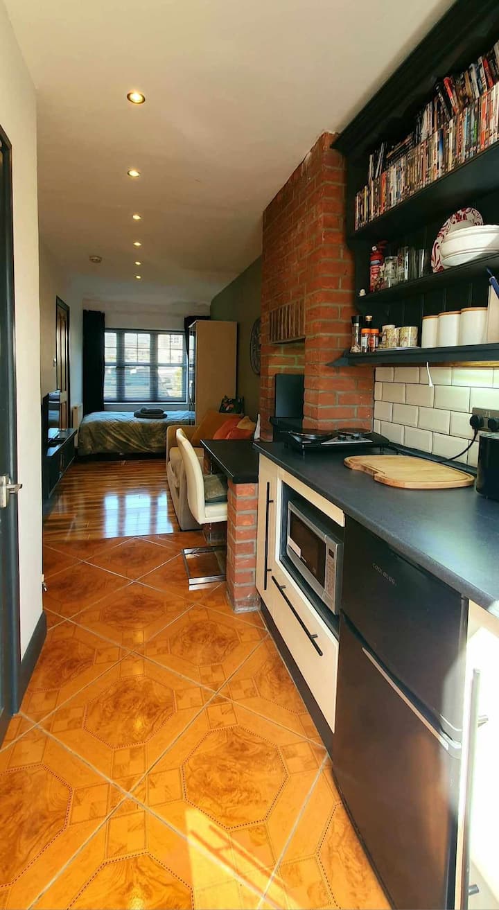 Well Equipped Ensuite Studio - Swindon