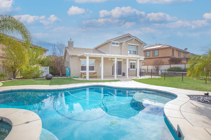 Charming, Spacious Home In Canyon Hills! - Menifee, CA