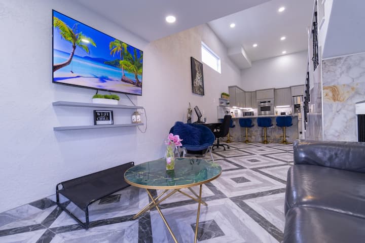 Luxe Loft In The Cape Pet Friendly - Cape Coral, FL