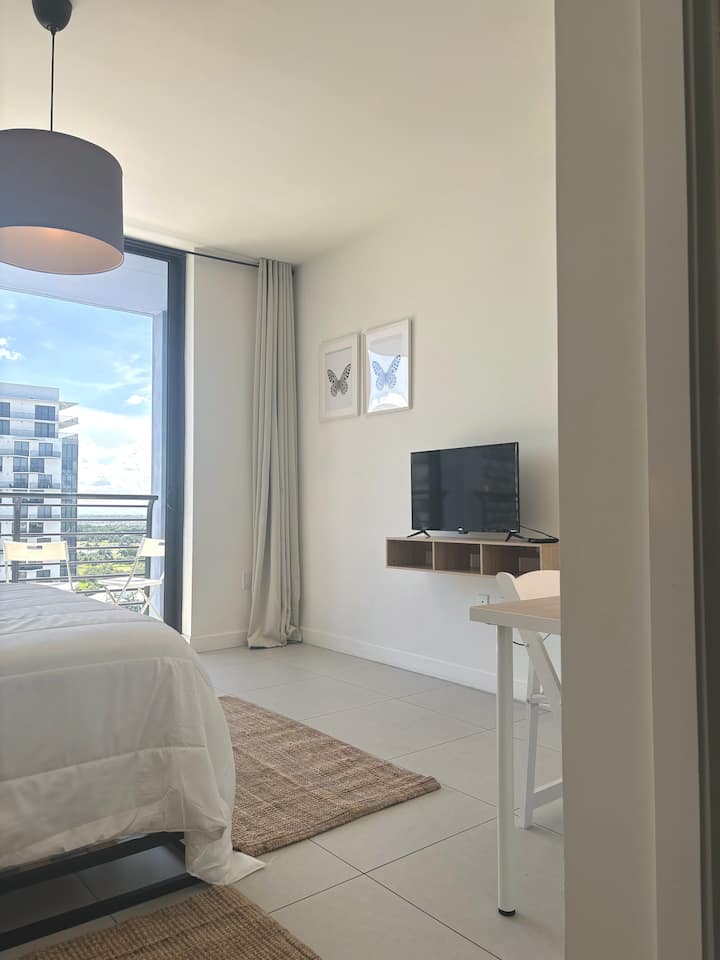 A1606b Cozy Lil' Place In Downtown Doral - Hialeah