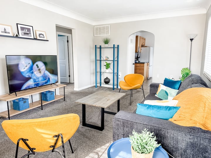 Cozy Getaway | 2br Downtown Maumee & Riverwalk - Holland, OH