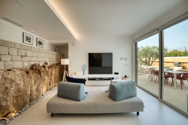 Villa Dafni -Luxury Home| Heated Pool |Ev Charging - Italy