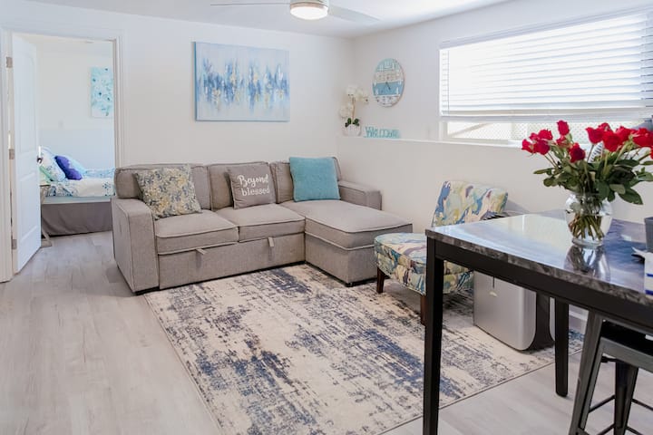 Quiet 2br Retreat Near Shops & Airport - Colorado Springs, CO