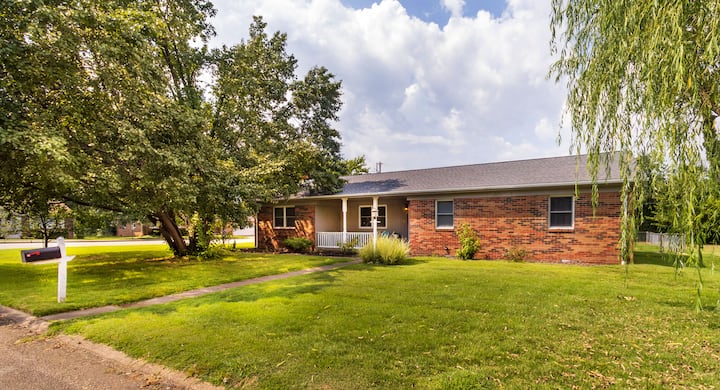 Quiet Newburgh Home, Minutes From Riverfront Walk - Newburgh, IN