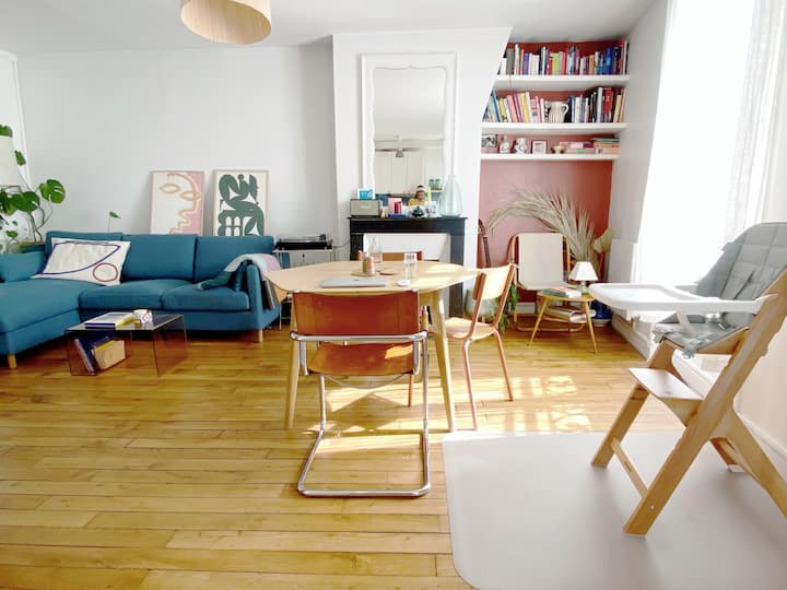 Le Bonheur Aux Buttes Chaumont - Saint-Denis, France