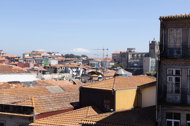 Clerigos Rooftop W/ Typical Balcony - Unesco Area - Porto