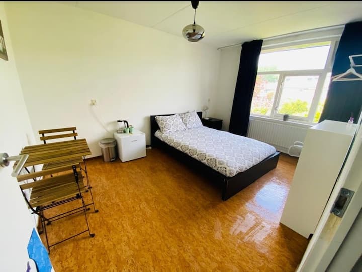 Madīnat Al-zahrā
Private Room - Free Parking - Weesp